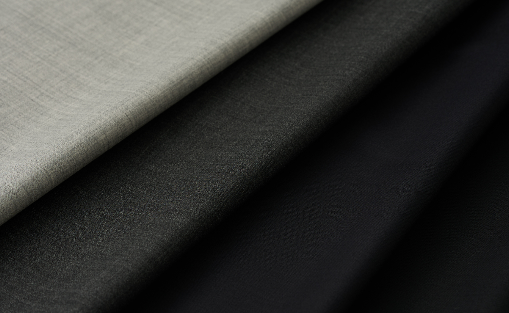 Bahariye Bright Stretch Wool ブラック平織り無地パンツスーツ | オーダースーツのFABRIC TOKYO