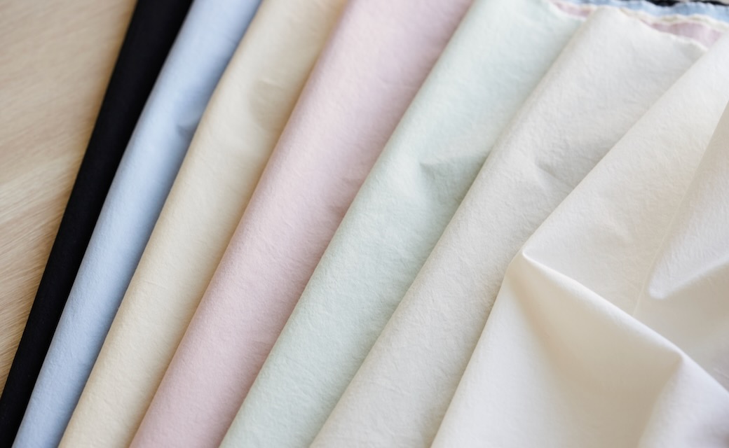 OUMI-SARASHI COTTON ホワイト平織り無地タックアウトシャツ OUMI-SARASHI COTTON ホワイト平織り無地タックアウトシャツ
