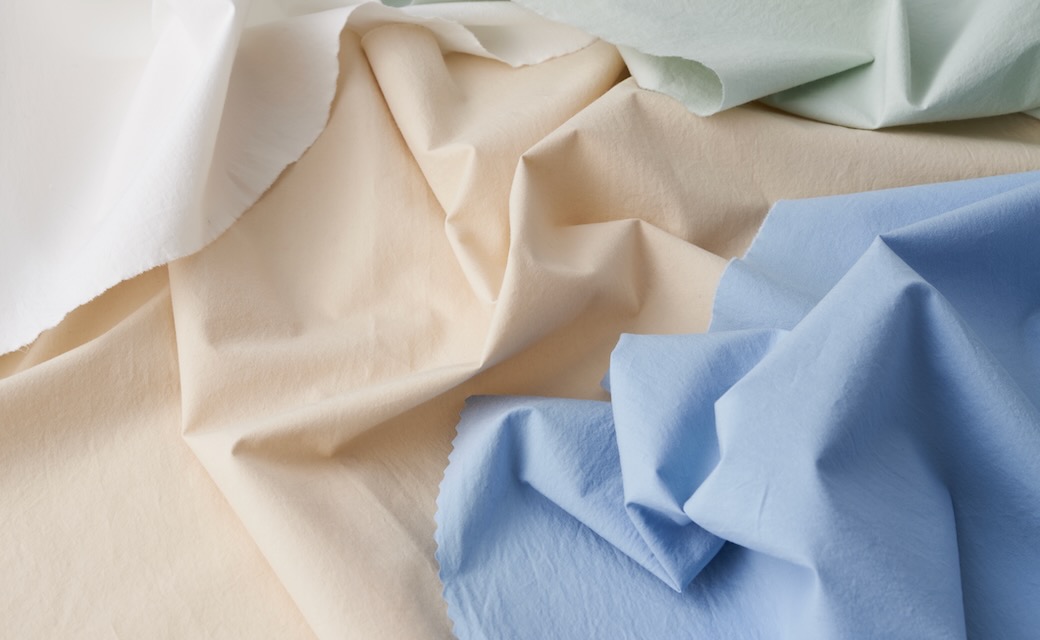 OUMI-SARASHI COTTON ホワイト平織り無地タックアウトシャツ OUMI-SARASHI COTTON ホワイト平織り無地タックアウトシャツ