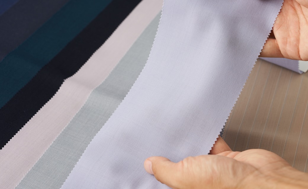 WASHABLE WOOL STRETCH AIR グレー平織り無地ビジネスカジュアルセットアップ | オーダースーツのFABRIC TOKYO